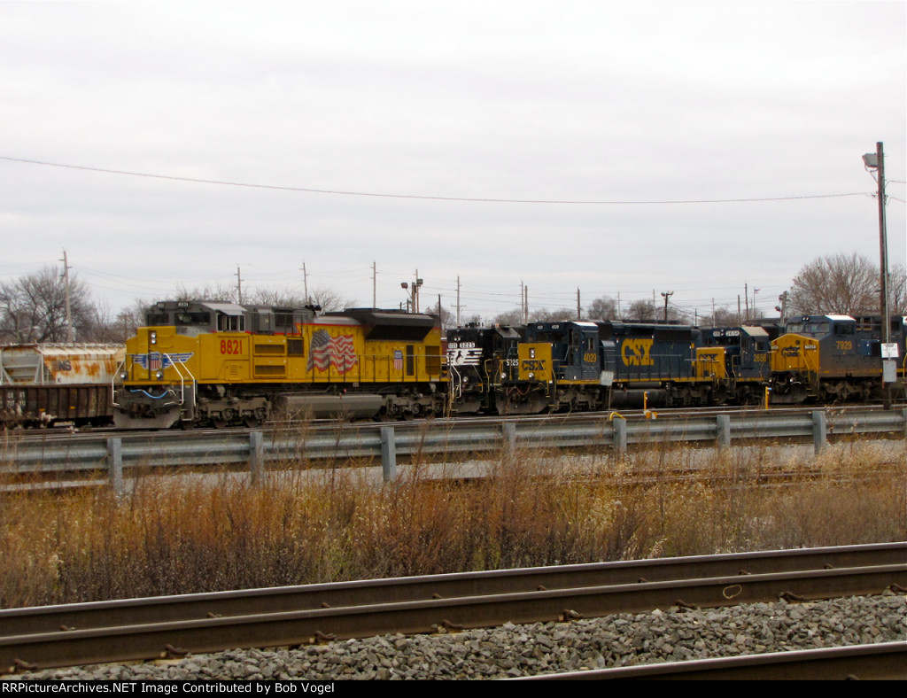 UP 8821 and CSX 4029